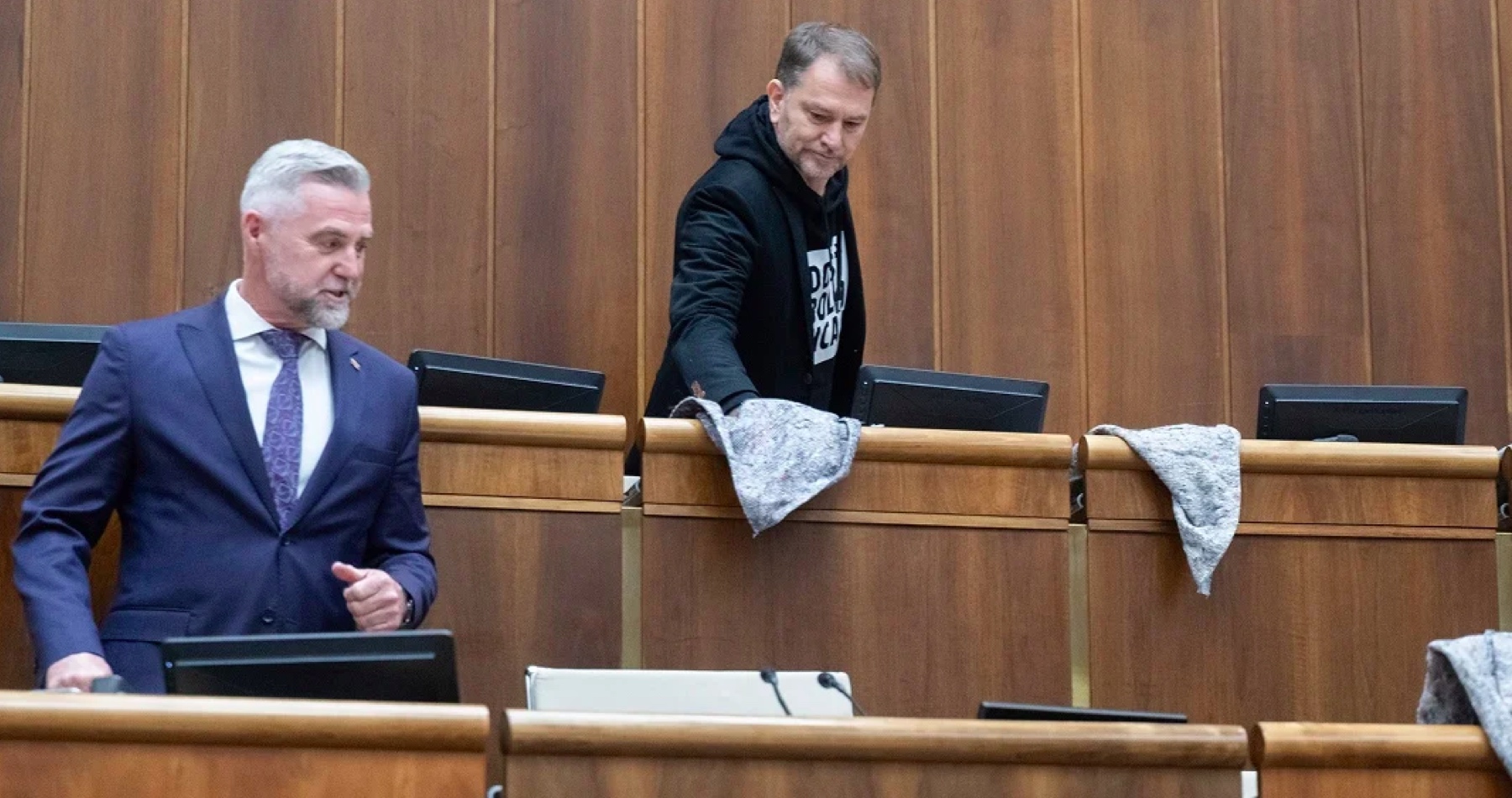 VIDEO: Pacient z Trnavy & spol. vyčíňali v parlamente, keď na miesta ...