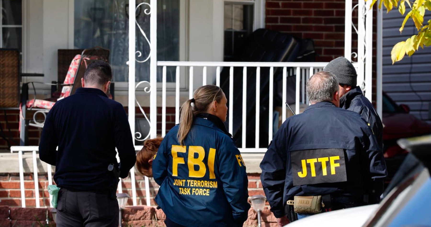 FBI v rámci vyšetrovania úniku utajovaných skutočností prehľadala dom ...